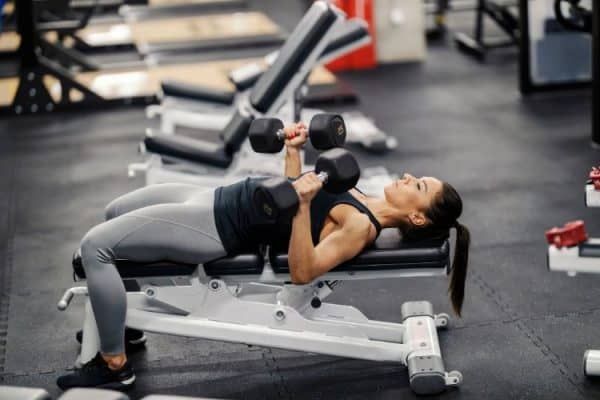 Build Muscle Fast with This 35 Minute Dumbbell Bench Workout - Women's ...